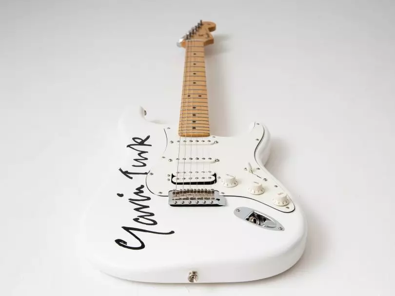 Gitar oleh Gavin Turk. Imej © Louise Haywood-Schiefer