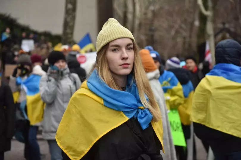 NEW YORK, AS - 24 Pébruari 2022: Warga Ukraina protés di Kota New York ngalawan perang saatos Rusia ngamimitian invasi Ukraina. — Poto ku JANIFEST