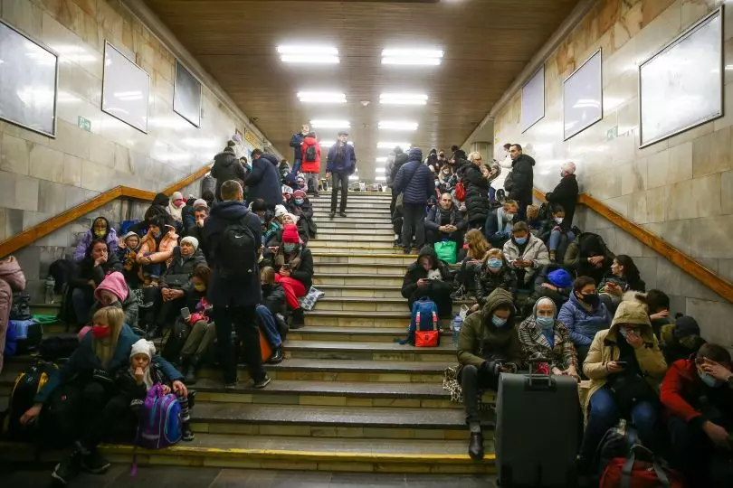 Kiova, Ukraina: 24. helmikuuta 2022 - ihmiset piiloutumassa metroasemalla — Kuva: Fotoreserg