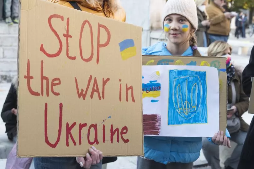 מסה, איטליה - 26 בפברואר 2022 - אם ובתה מפגינות נגד המלחמה באוקראינה — תמונה מאת cristianstorto