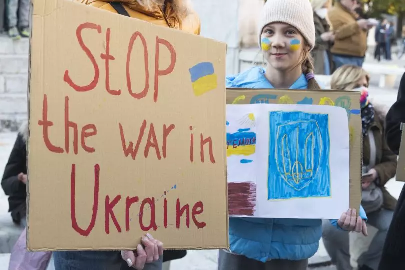 Massa, Italy - February 26, 2022 - Mother and daughter demonstrate against the war in Ukraine — Photo by cristianstorto