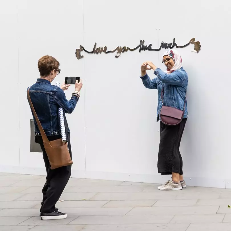 El artista callejero Andy Leek difundirá mensajes positivos en King's Cross mientras Londres 