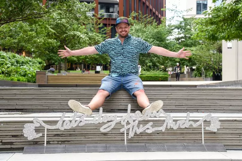 El artista callejero Andy Leek difundirá mensajes positivos en King's Cross mientras Londres 