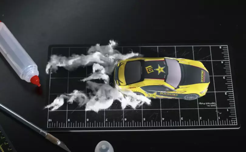 Papieren driftauto's racen door een werkplaats in een stop-motion-animatiefilm voor Toyota's GR Supra-modellen 2177_1