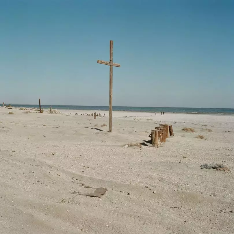 I-Bombay Beach © Debbie Bentley. Zonke izithombe ziyi-copyright [Debbie Bentley](https://www.debrabentley.net) ezivela encwadini ethi Salton Sea eshicilelwe yi-[Daylight Books]()