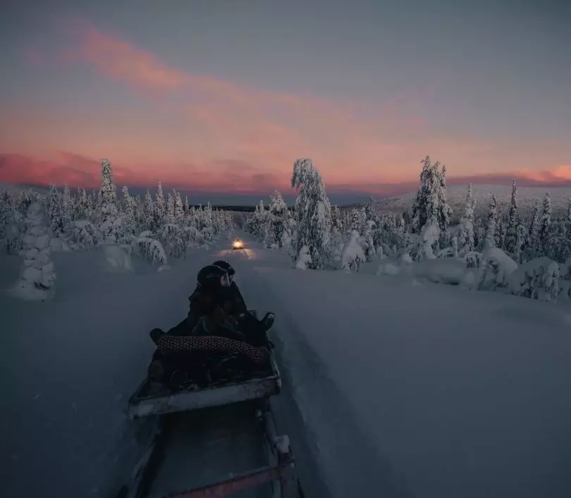 Mokslininkai važiuoja sniego motociklu į Pallas Sammaltunturi stotį, Suomiją © Konsta Punkka