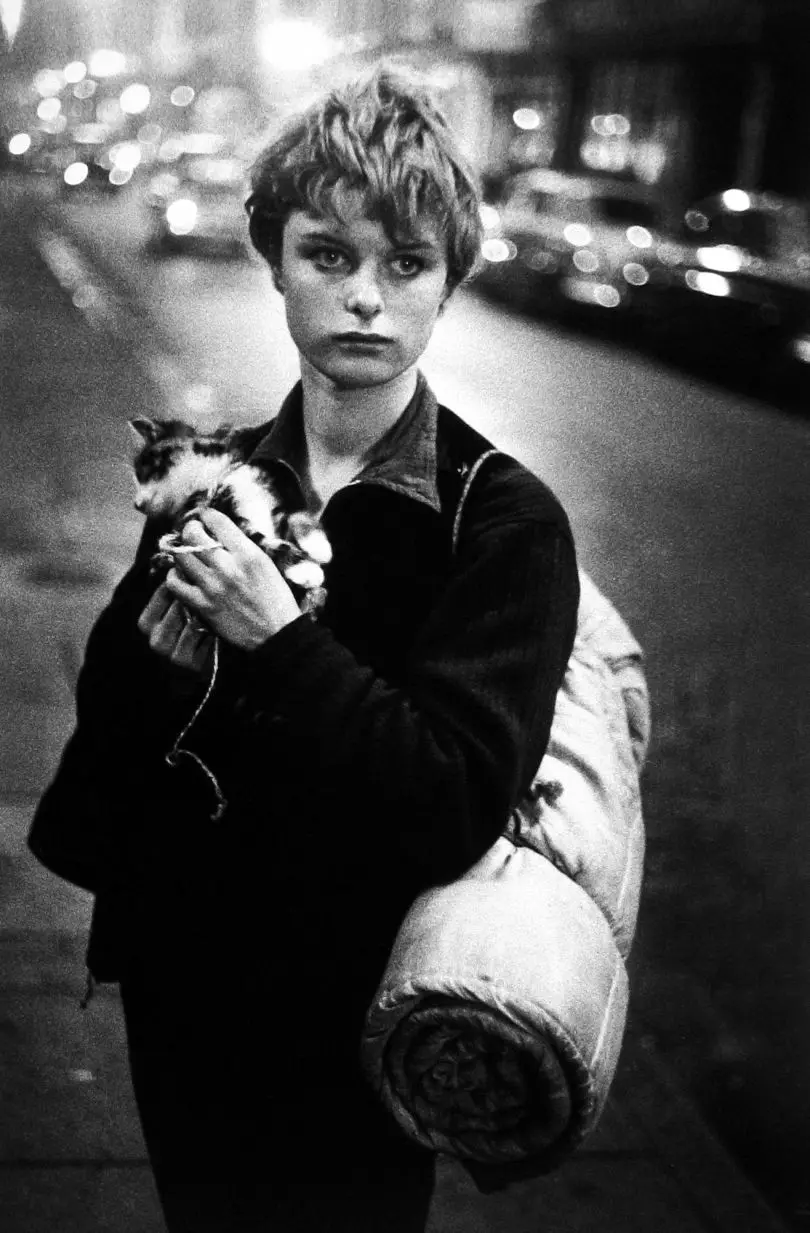 Vajza që mban kotele, Londër 1960 © Bruce Davidson / Magnum Fotot me mirësjellje Galeria Howard Greenberg / Galeria Huxley Parlor