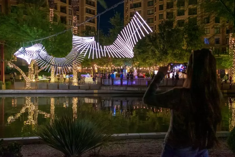 Uma nova escultura de luz no Arizona, inspirada no enxame de peixes e no bando de pássaros 2295_8