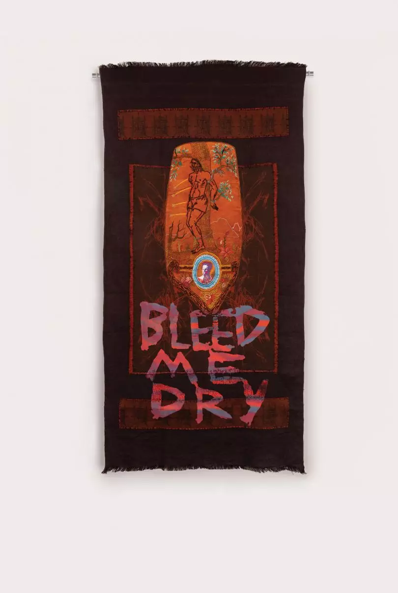 Henry Hussey, Bleed Me Dry, 2019. Printimi i ekranit: liri dhe telajo me printim dixhital, hesian dhe fije të lyer, kadife e zbardhur, qëndisje, 260 x 130 cm. Me mirësjellje të Anima Mundi