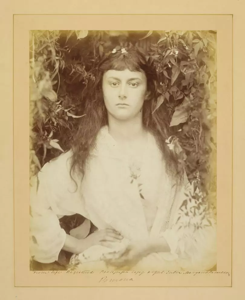 Fọto ti 'gidi' Alice Liddell, nipasẹ Julia Margaret Cameron, 'Pomona', titẹjade albumen, 1872 (c) Victoria ati Albert Museum, London