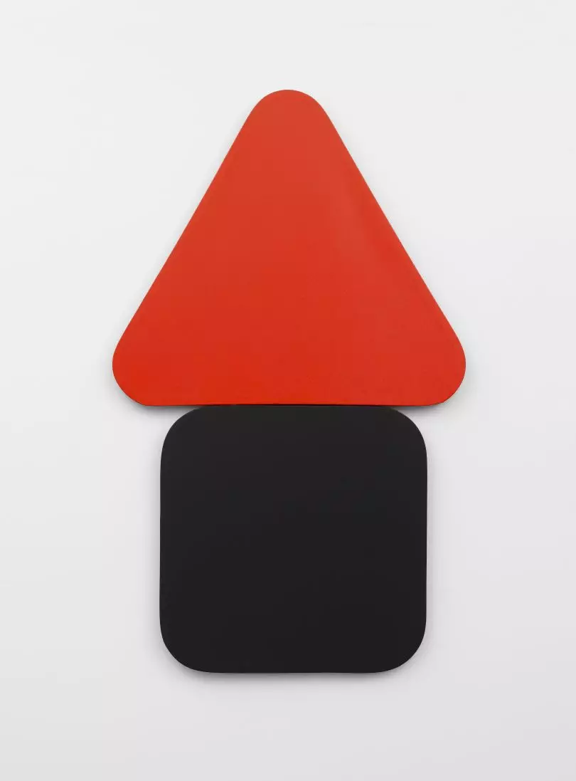 © Leon Polk Smith – Triángulo rojo, cuadrado negro, 1968