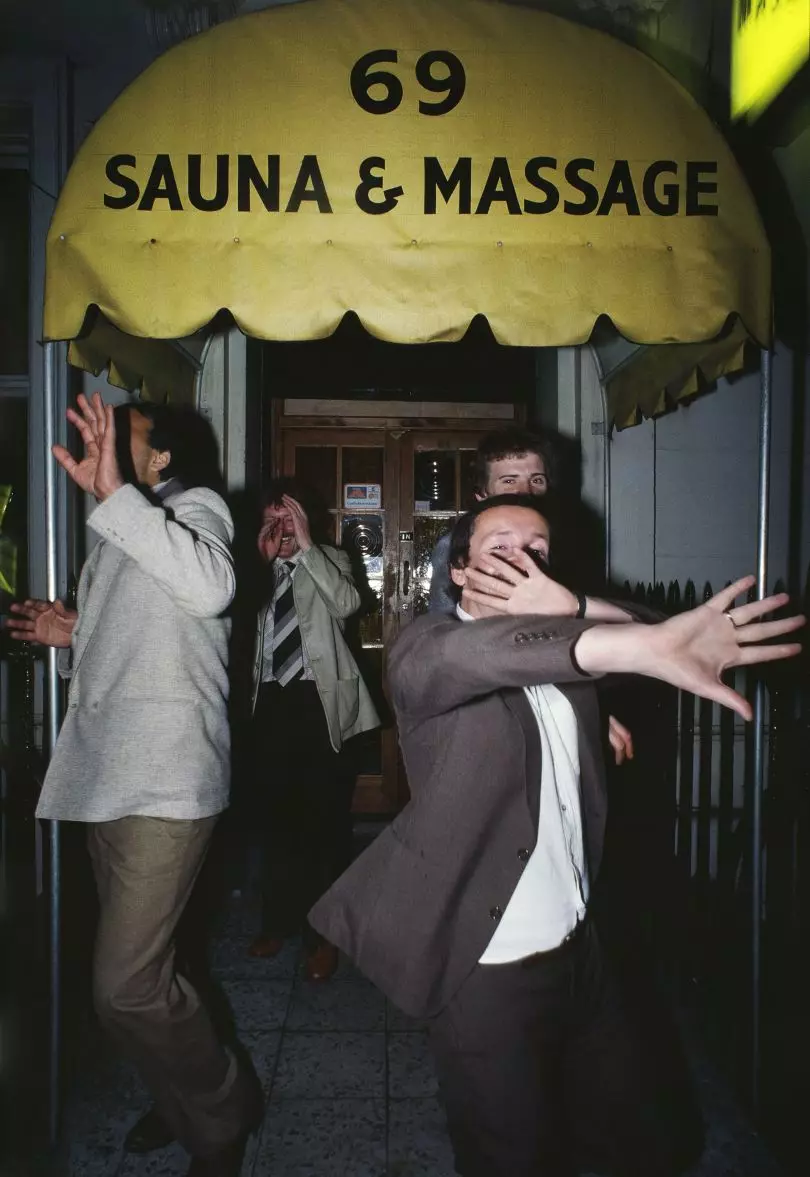 William Klein Itinago ng mga lalaki ang kanilang mga mukha / 69 Sauna at Masahe © William Klein Courtesy of the artist