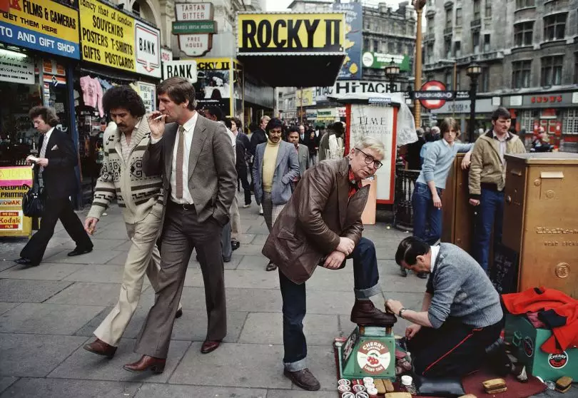 William Klein 擦鞋机、Rocky II 等，皮卡迪利大街，1980 © William Klein 由艺术家提供