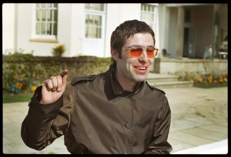 © Michael Spencer Jones Liam Gallagher - پاي چېكى 1997