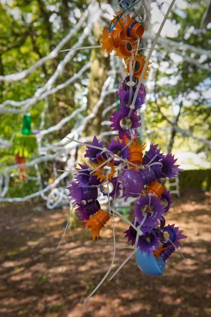 Einwegplastik verschlingt einen hübschen Wald in einer neuen Installation der Künstlerin Clare Townley 2414_3