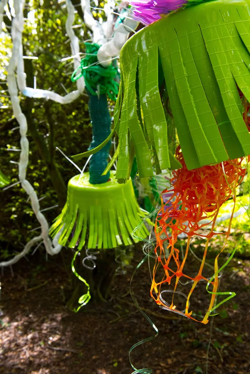 Plástico de uso único envolve uma bela floresta em uma nova instalação da artista Clare Townley 2414_4