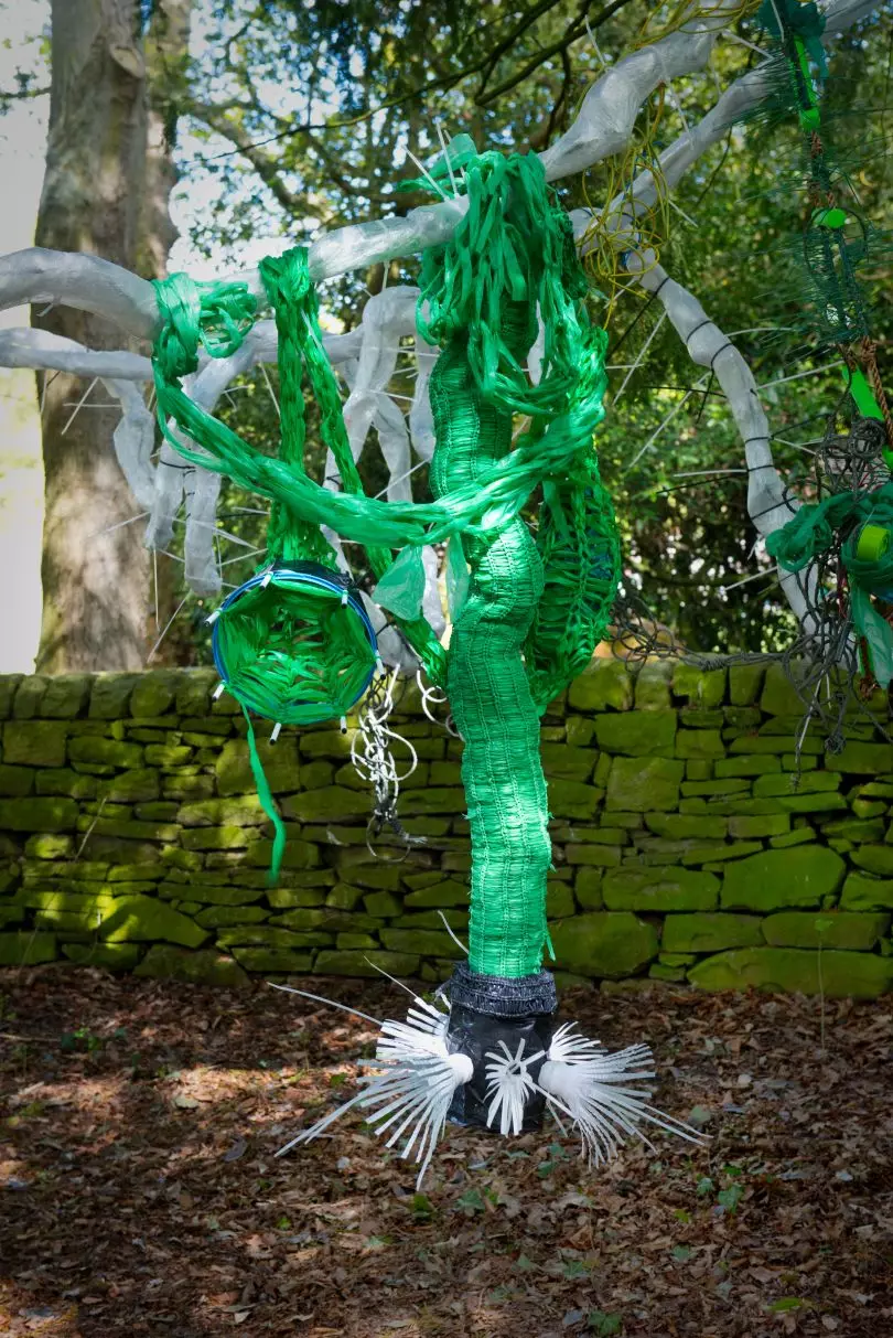 Plastik sekali pakai menyelimuti hutan yang indah dalam instalasi baru oleh seniman Clare Townley 2414_5