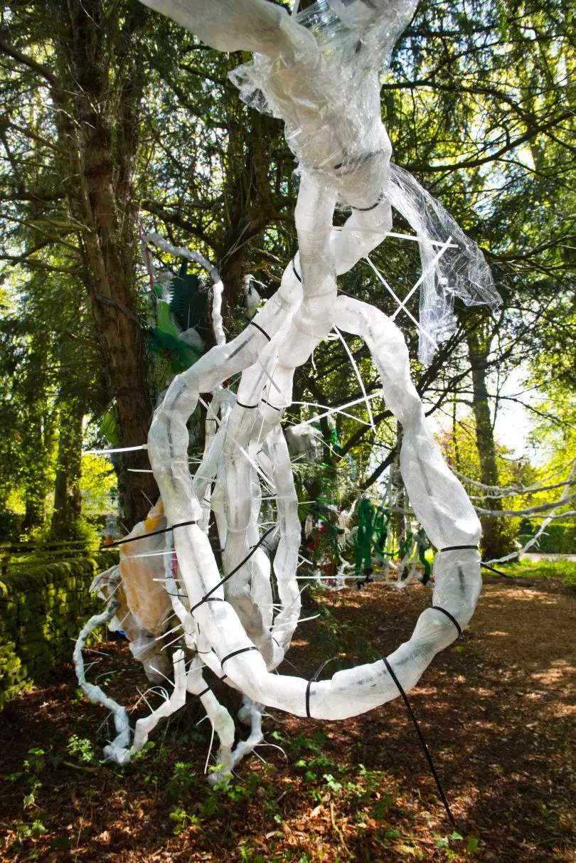 El plàstic d'un sol ús engoleix un bonic bosc en una nova instal·lació de l'artista Clare Townley 2414_6