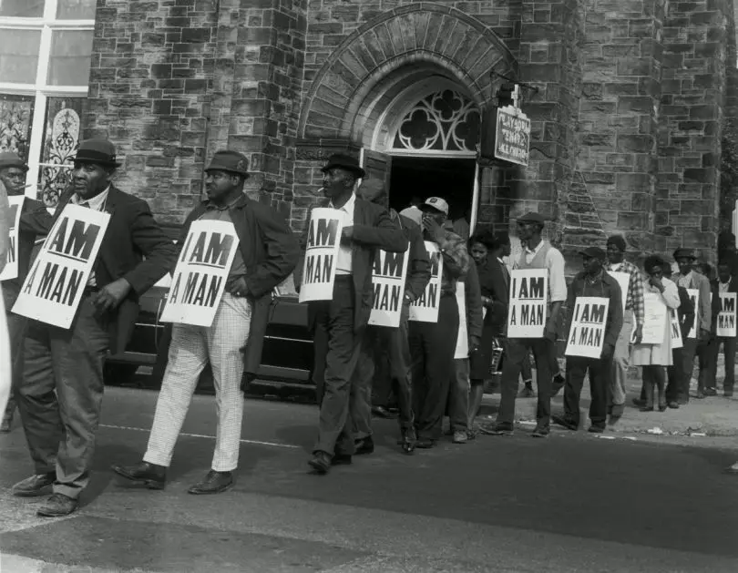 Кут вуліцы Эрнанда і Біл, у час апошняга маршу доктара Марціна Лютэра Кінга. Мемфіс, 1968 © Палац Эрнэста Уізерса. Прадастаўлена галерэяй Майкла Хопэна