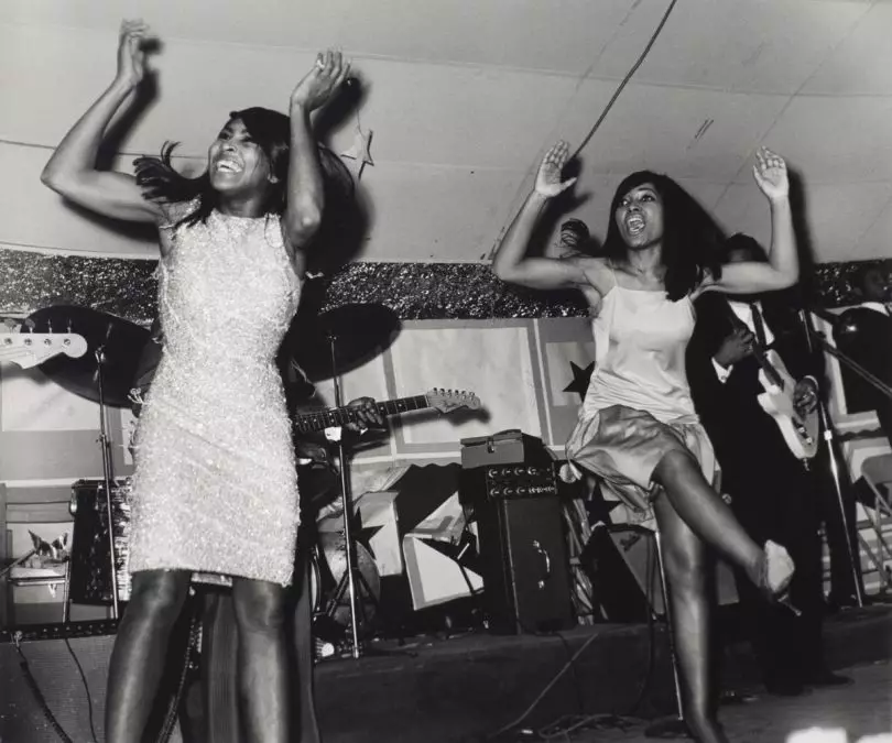 Tina Turner, Ike an Tina Revue, Club Paradise, 1962 © Estate vum Ernest C Withers. Ugedriwwe vun Michael Hoppen Gallery