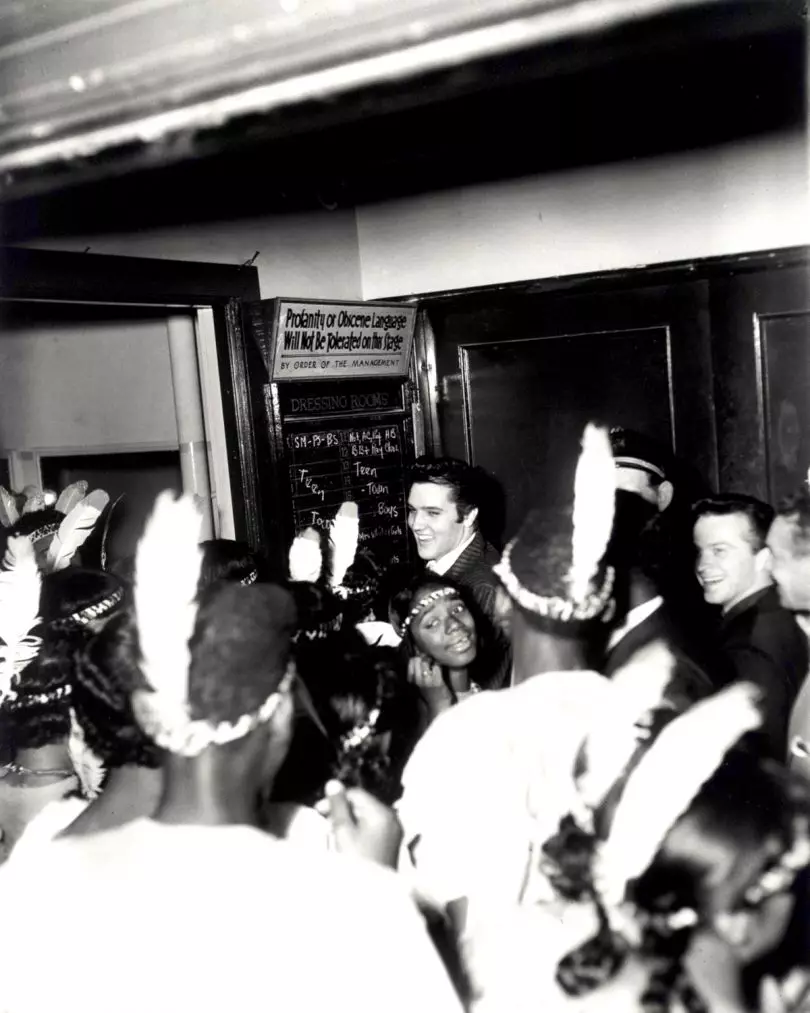 एल्विस बैकस्टेज, डब्लूडीआईए गुडविल रिव्यू, एलिस ऑडिटोरियम, 7 दिसंबर, 1956 (कार्ला थॉमस सामने) © अर्नेस्ट सी विदर्स की संपत्ति। माइकल होप्पन गैलरी की सौजन्य