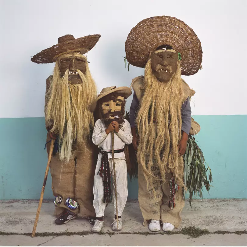 Familie in Maguey-maskers, 2016 © Phyllis Galembo: Mexiko-maskers en -rituele