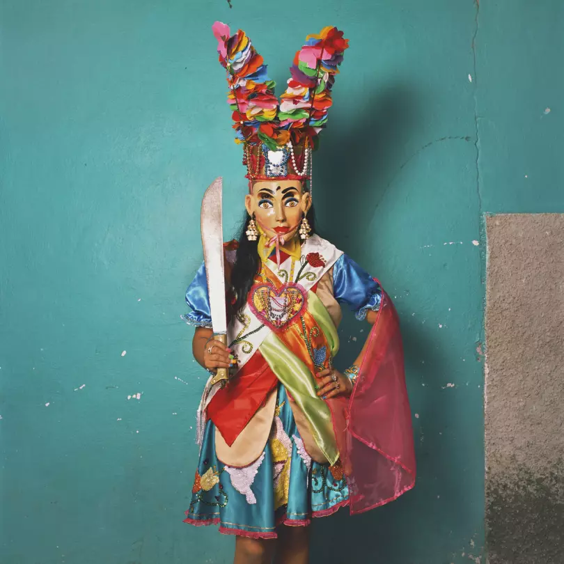 Reyna _ Umwamikazi wa Santiagos, 2017 © Phyllis Galembo: Masike ya Mexico & Imihango