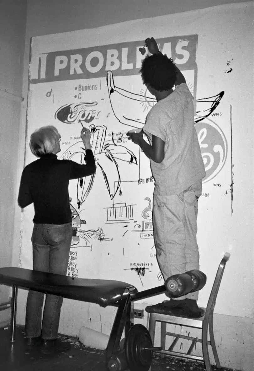 Andy ja Jean Michel maalaus ongelmia Andyn studiossa osoitteessa 860 Broadway, 27. maaliskuuta 1984. Tekijänoikeus: © Andy Warhol Foundation for the Visual Arts, Inc.