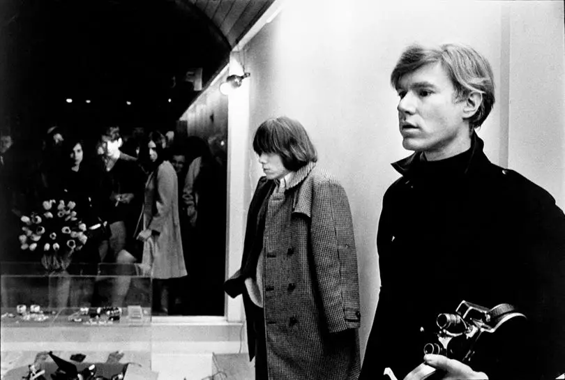 'Andy Warhol with Brian Jones', Paraphernalia Boutique, Nju Jork, 1966. © Nat Finkelstein Estate