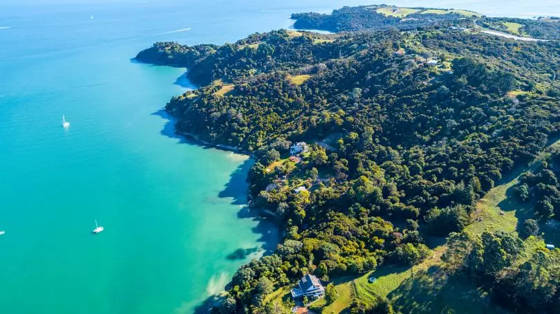 Waiheke Island. Bild Ugedriwwe vun [Adobe Stock](https://stock.adobe.com)