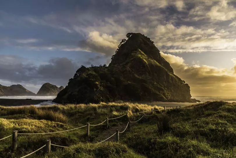 Lion Rock um Piha Beach, Auckland, Neuseeland. Bild Ugedriwwe vun [Adobe Stock](https://stock.adobe.com)