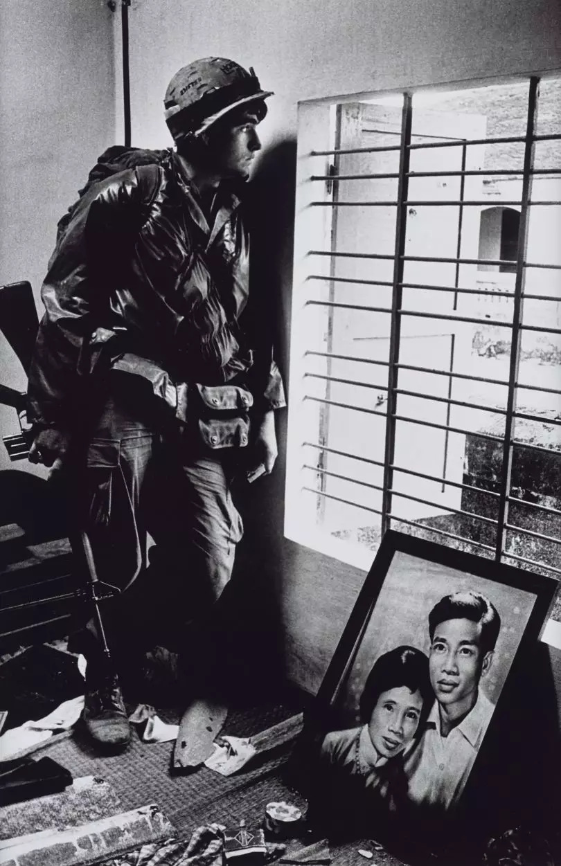 Bitva o město Hue, Jižní Vietnam, US Marine Inside Civilian House 1968. Všechny obrázky s laskavým svolením Tate Britain. © Don McCullin