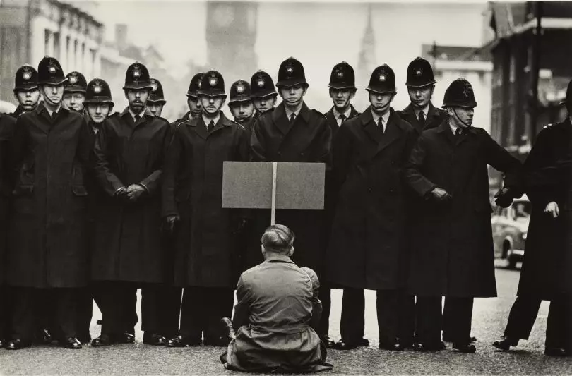 Демонстрант, кубанска ракетна криза, Вајтхол, Лондон 1962 година © Дон Мекалин