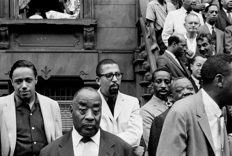 (Fra venstre) Horace Silver, Luckey Roberts, Sahib Shihab, Eddie Locke, Jimmy Rushing (halvt skjult) © Art Kane: Harlem 1958