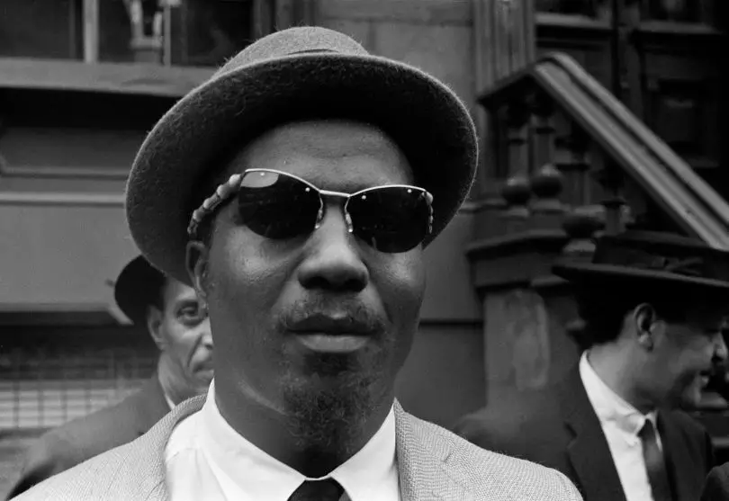 セロニアスモンク。彼の後ろには、ヴィック・ディケンソンとレスター・ヤング©Art Kane：Harlem 1958