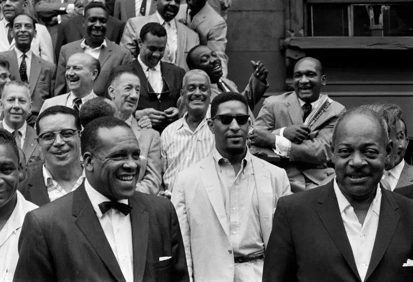 ئالدىنقى رەت ، سولدىن: بىل كرۇمپ ، ستىف سىمىس ، سونىي روللىنس ، كولمان خاۋكىنس. ئۇلارنىڭ ئارقا تەرىپىدە جورج ۋېتلىڭ ، Bud Freeman ، Pee We Russell ، Buster Bailey ، Oscar Pettiford نى كۆرەلەيسىز. ئۇلارنىڭ ئارقىسىدا سونىي گرېر ، جىممىي جونېس ، چارلېس مىڭگۇس ، ئوسى جونسون © Art Kane: Harlem 1958