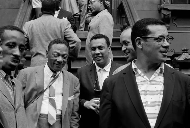 (Van links) Eddie Locke, Jay C. Higginbotham, Charles Mingus, Ernie Wilkins, Bill Crump © Art Kane: Harlem 1958