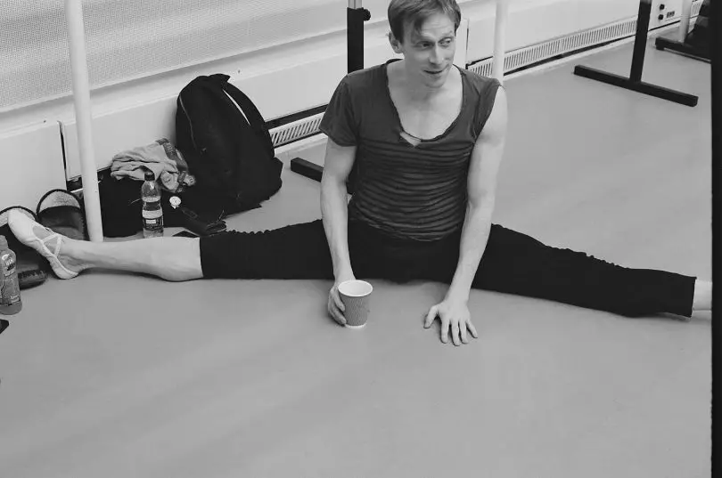 Fotografías honestas que muestran el 'sudor, la sangre y la repetición' detrás de The Royal Ballet 2604_15