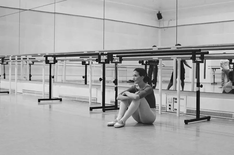 Eerlijke foto's die het 'zweet, bloed en herhaling' achter The Royal Ballet laten zien 2604_8