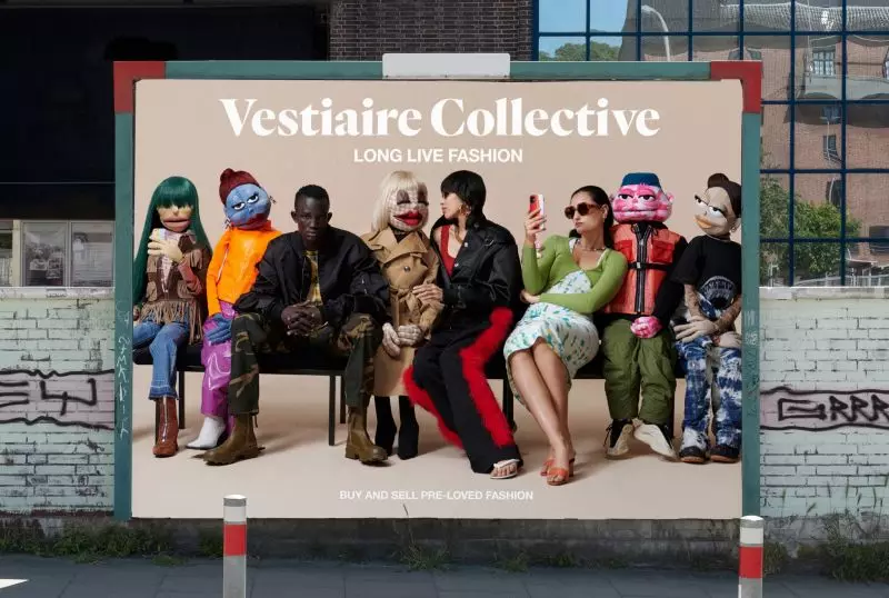 Vestiaire Collective үчүн жаңы кампаниянын подиумунда мурда жакшы көргөн кийимдерден жасалган куурчактар көтөрүлдү