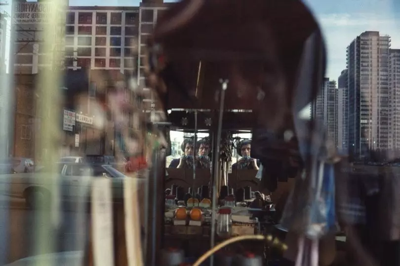 Autoportret, Chicago, luty 1976 © Posiadłość Vivian Maier, dzięki uprzejmości Maloof Collection i Howard Greenberg Gallery, Nowy Jork