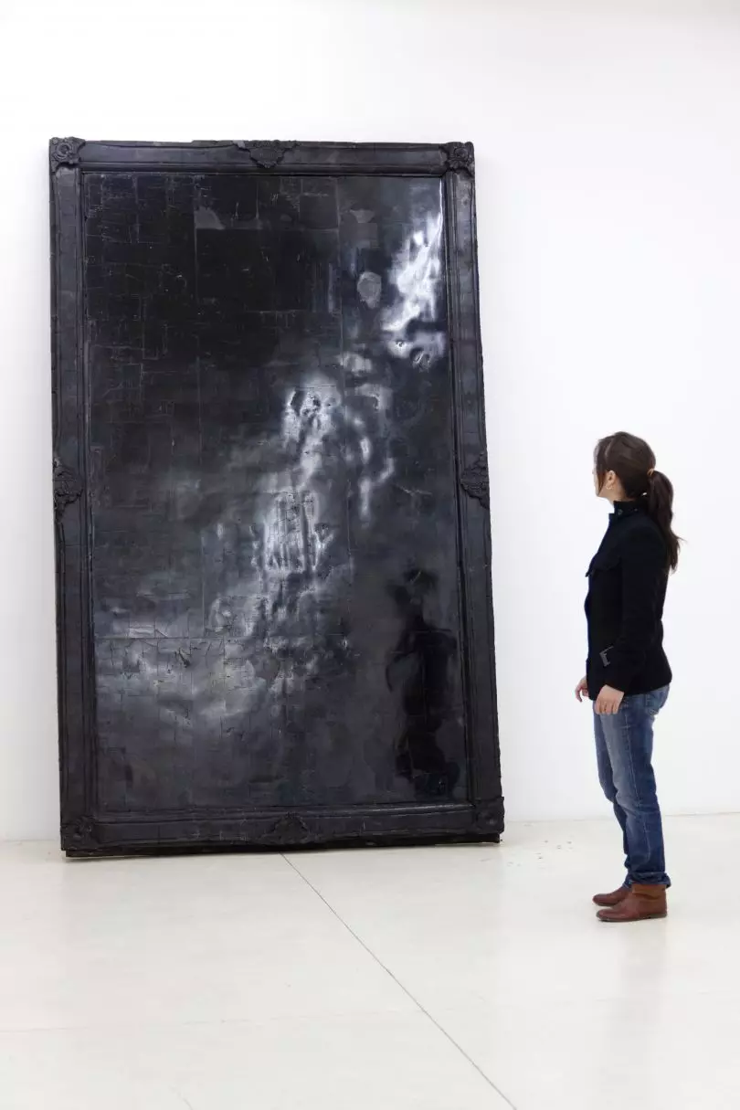 Alejandra Prieto Coal Mirror (2011), © Alejandra Prieto, 2011 Afbeelding met dank aan de Saatchi Gallery, Londen