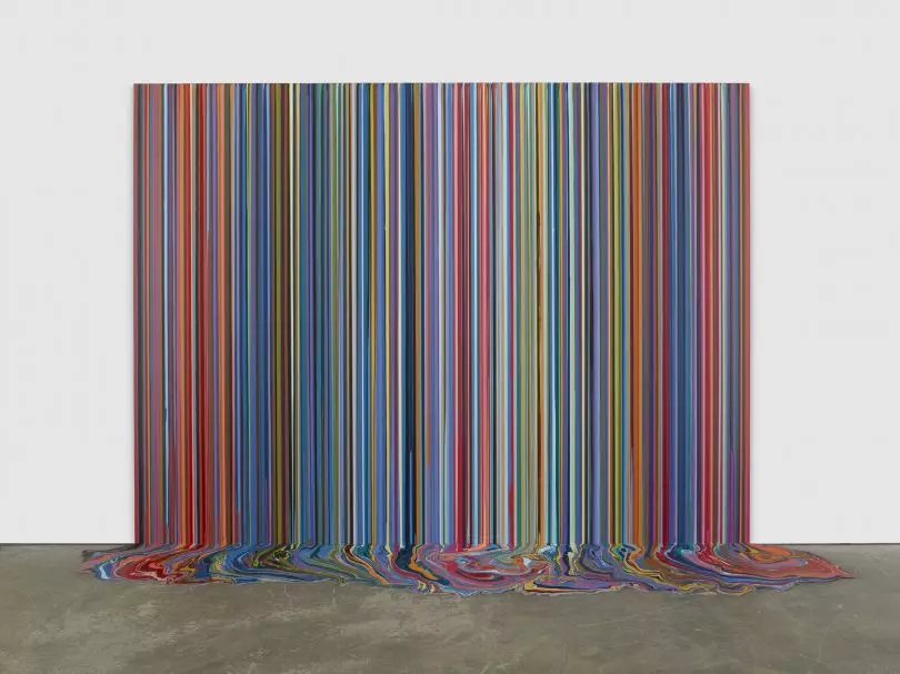 De grootschalige 'plasschilderijen' van Ian Davenport die in regenboogkleurige poelen druppelen 2654_2