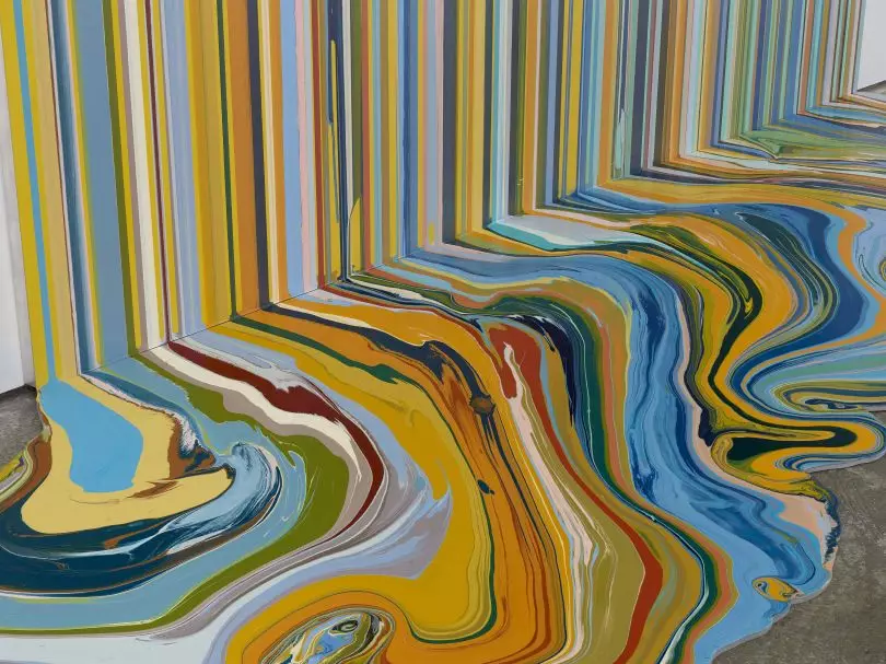 As 'pinturas de poças' em grande escala de Ian Davenport que pingam em piscinas coloridas do arco-íris 2654_9