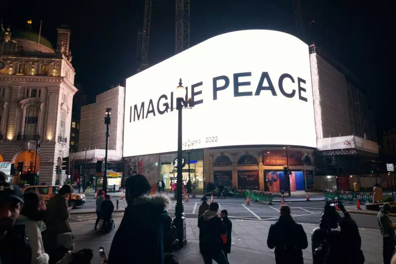 Yoko Ono शांतीचा संदेश शेअर करण्यासाठी जगातील सर्वात मोठ्या स्क्रीनवर व्यत्यय आणतो