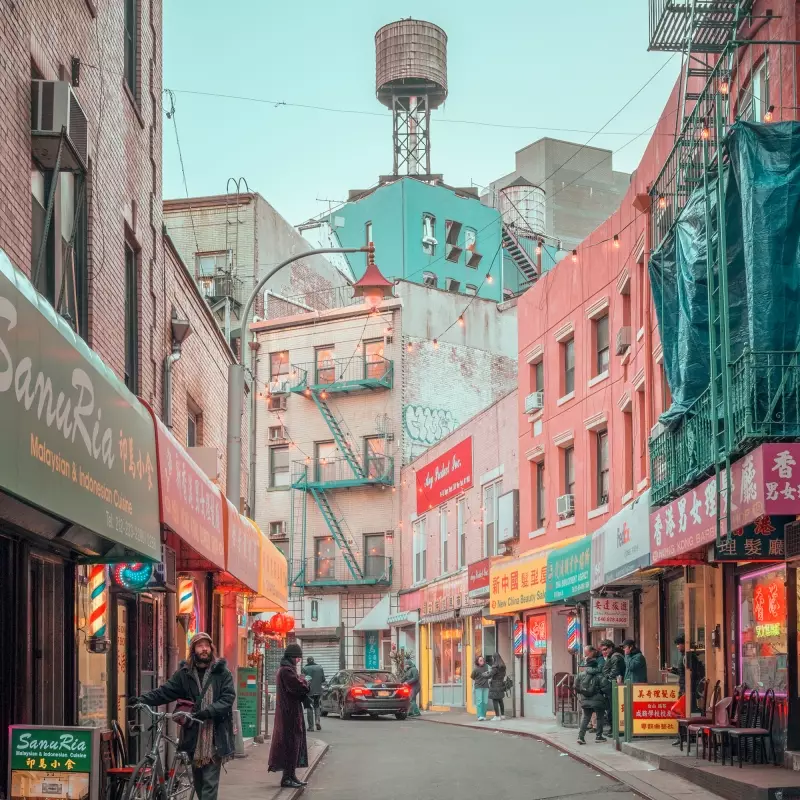 Surrealistyczne i przypominające farbę zdjęcia nowojorskiego Chinatown Ludwiga Favre'a, zanim się obudzi