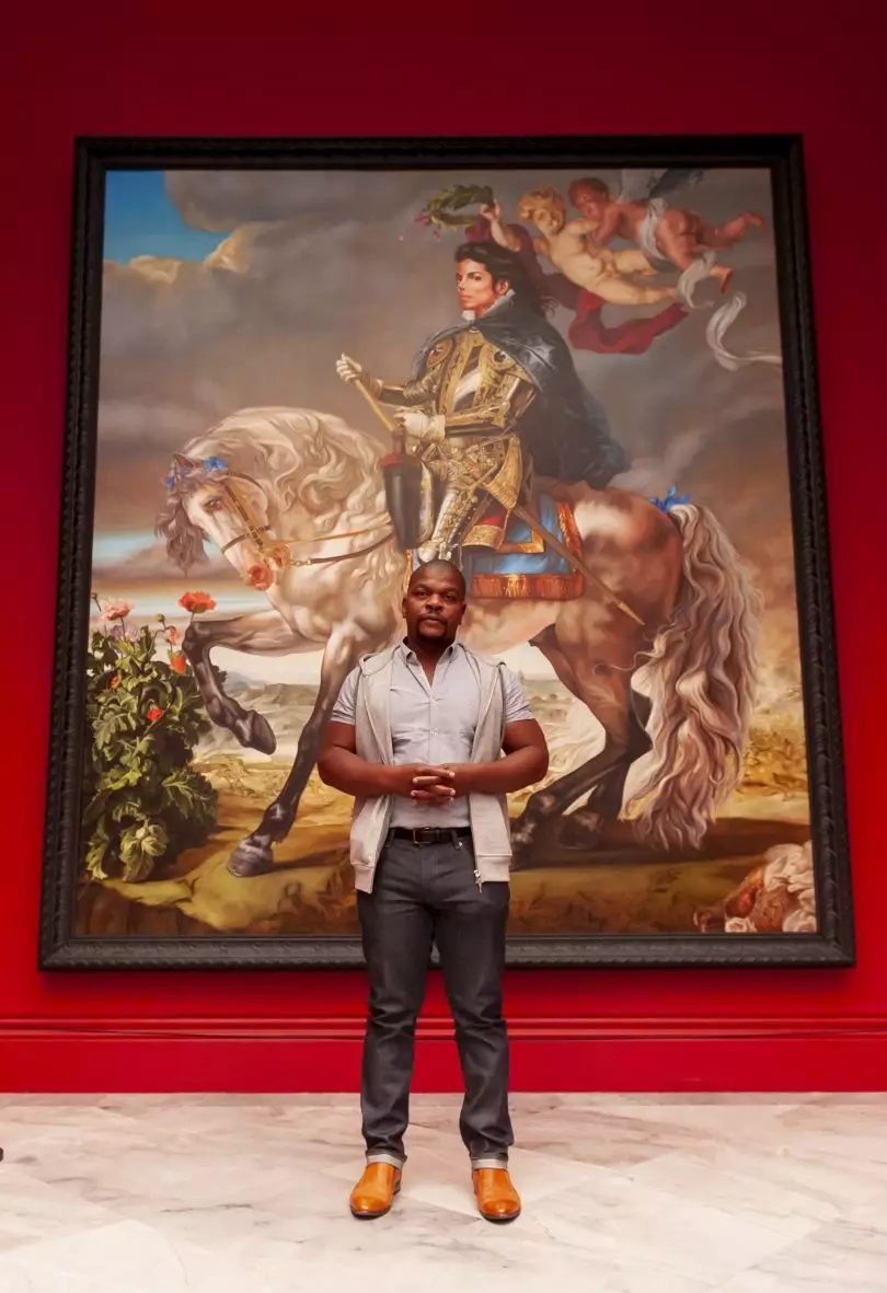 Kehinde Wiley នៅពីមុខគំនូររបស់គាត់ រូបគំនូរសេះរបស់ស្តេច Philip II ឆ្នាំ 2009។ រូបថតដោយ Jorge Herrera