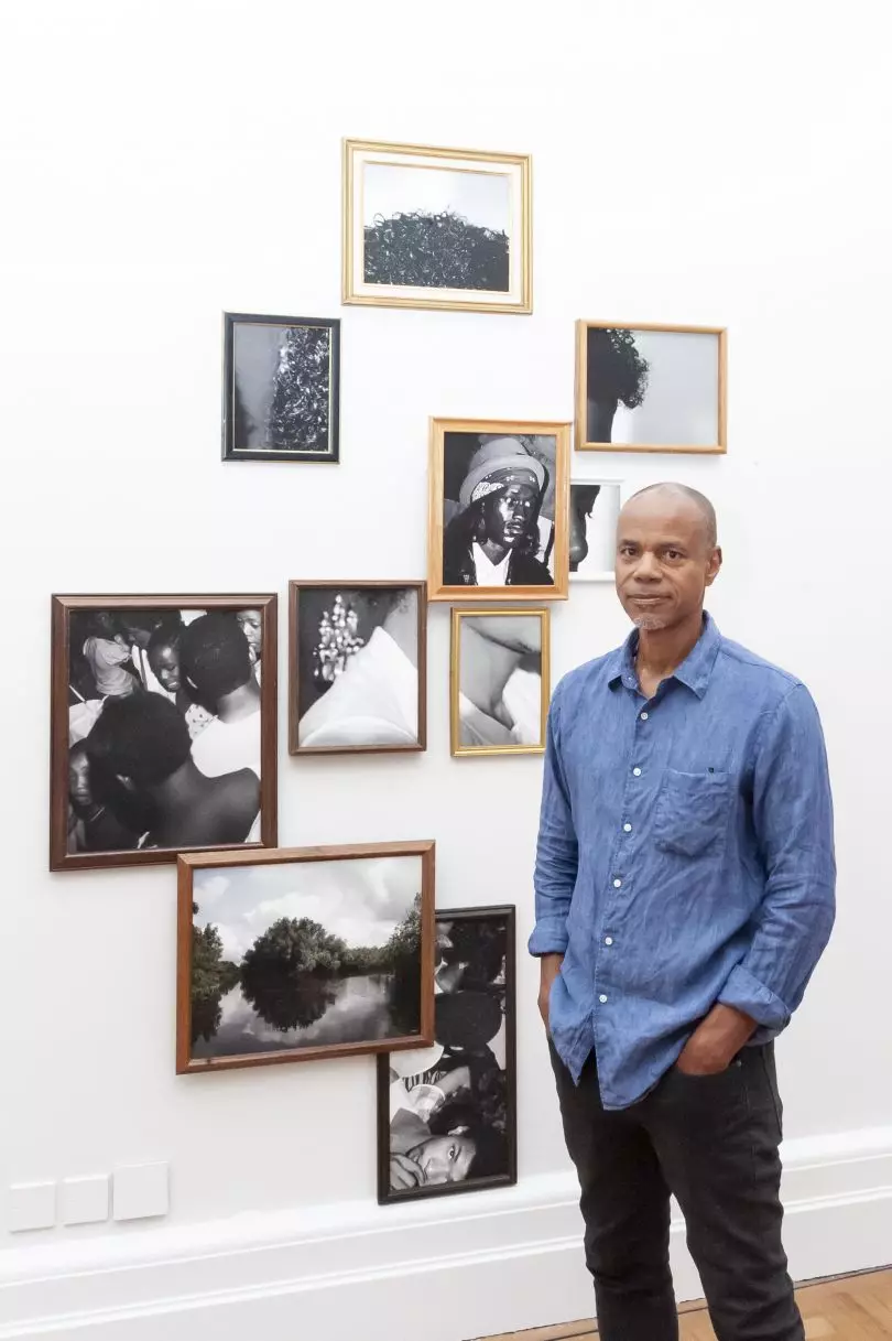 Todd Gray med sit arbejde, Exquisite Terribleness in the Mangroves 2014. Foto af Jorge Herrera