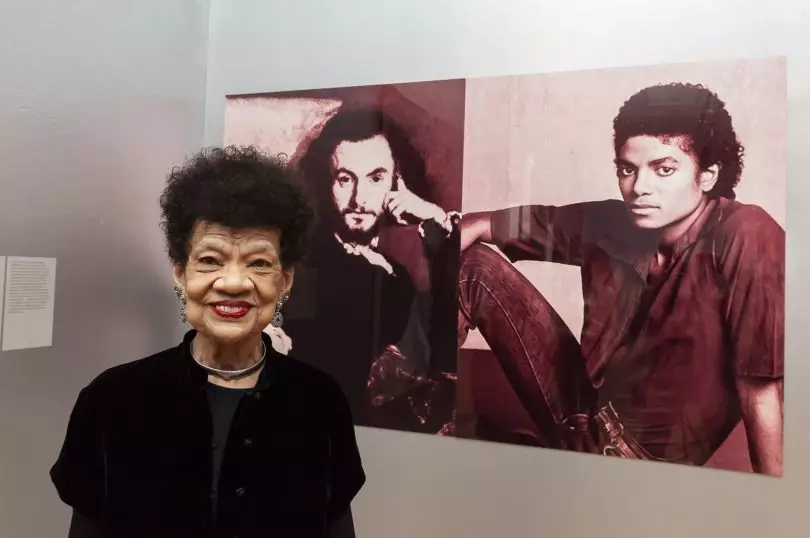 Lorraine O'Grady con il suo lavoro, The First and Last of the Modernists, Diptych 1 Red (Charles and Michael) 2010. Fotografia di Jorge Herrera