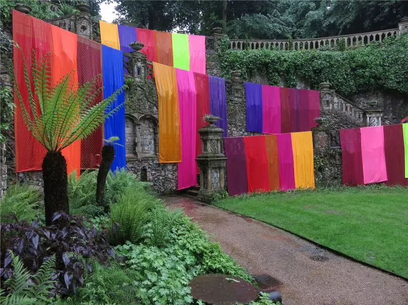 Clare Jarrett, Instalare specifică site-ului, Plantation Garden, Norwich, Chelsea Fringe Garden Festival/Words and Women 2014. Drepturi de autor ale artistului.